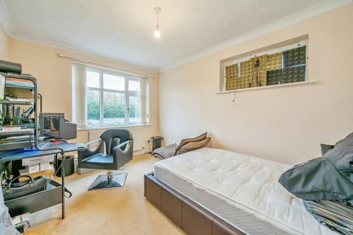 Stunning Modern House With Pretty Views Surrounded - Warrington