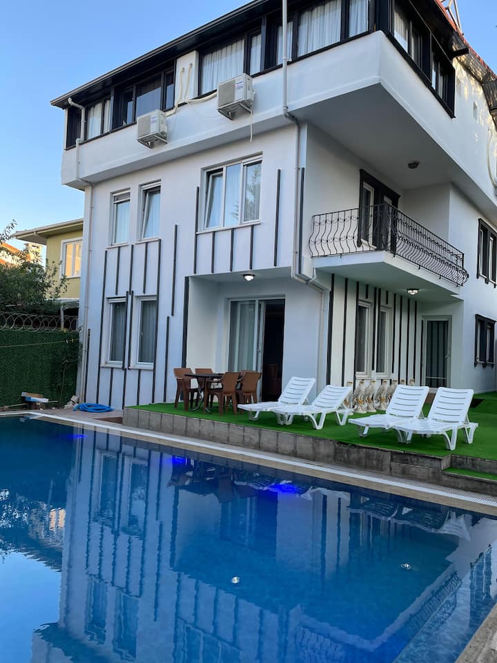 9 Odalı ÖZel Havuzlu Villa–aile Ve Grup Tatilleri - Gölyazı