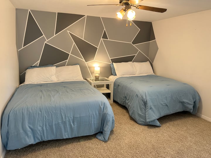 East Farmington Hideaway - Cliffhanger, Farmington