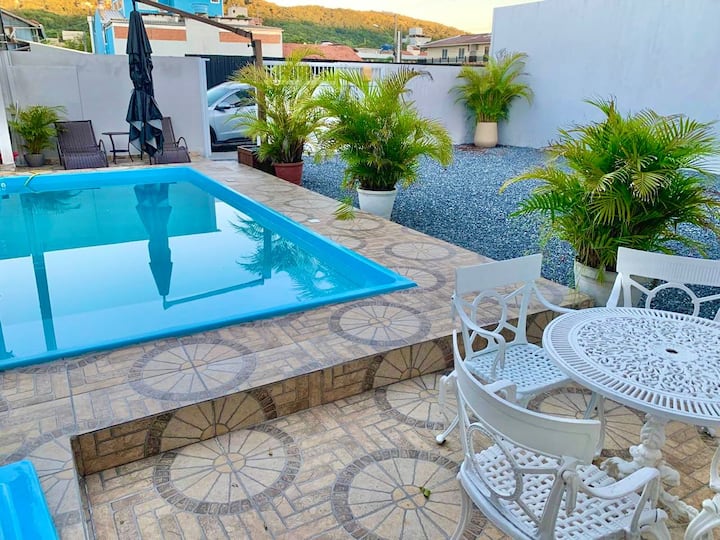 Linda Casa Com Piscina Em Bombinhas - Bombinhas