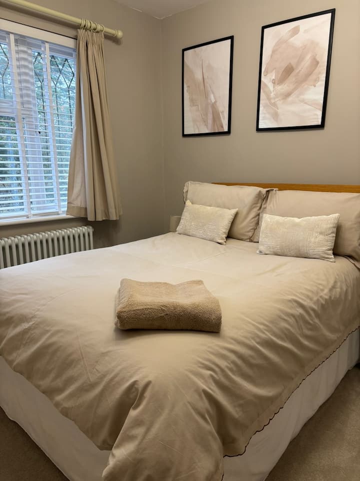 Double Room In Walton, Light Breakfast & Parking - Hampton