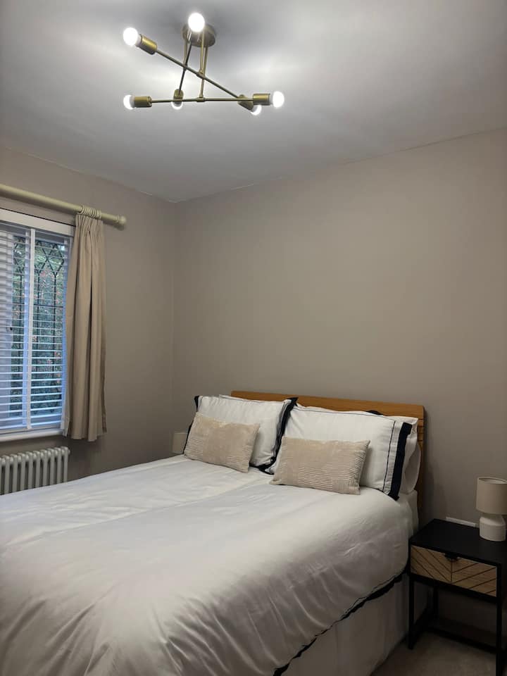 Double Room In Walton, Light Breakfast & Parking - Hampton