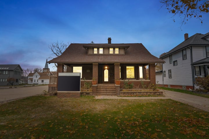 Spacious 4-bedroom In Dearborn – Sleeps 10! - Dearborn, MI