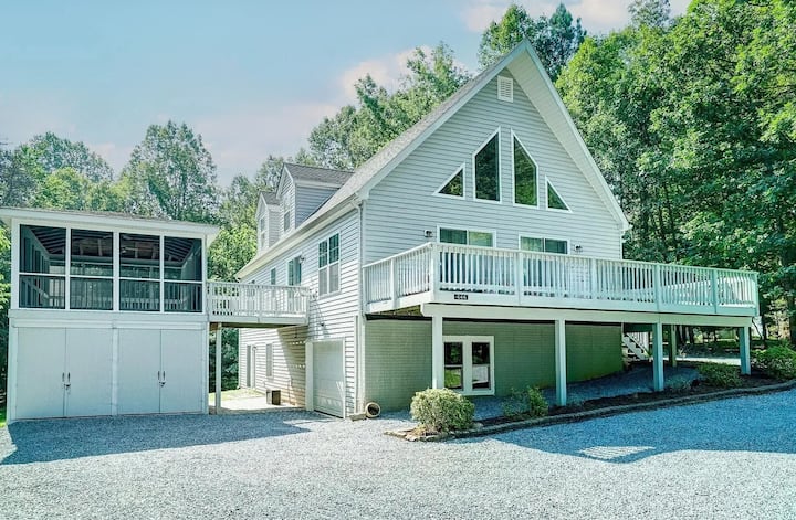 Spacious Lake View Retreat At Lake Anna - Bumpass, VA