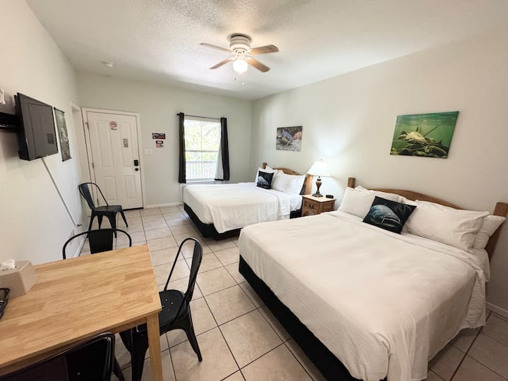 Wasser Lodge #203 | Sleeps 4 | Comal & Downtown - New Braunfels, TX