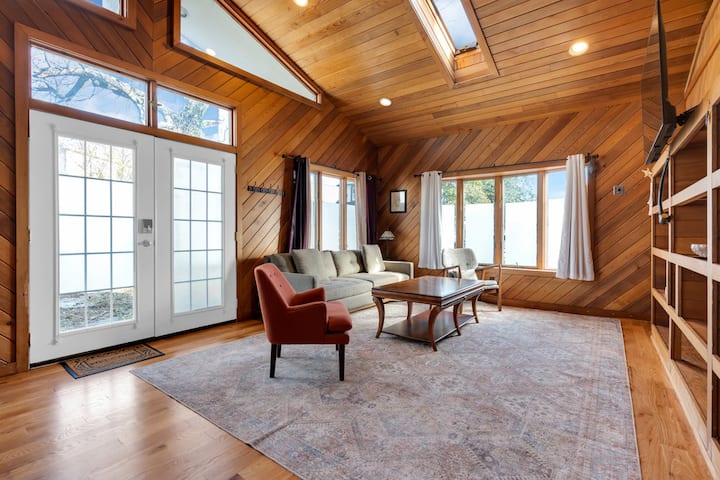 Jersey Shore Chalet – Cozy, Work-friendly Retreat - Monmouth County, NJ