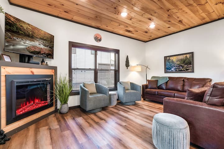 Cabin With Hot Tub And Game Room Near Parkway - Sevierville, TN
