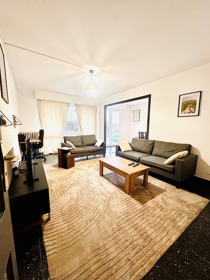 Les Fleurs De La Cité: Jardin/parking Privé - ibis Styles Carcassonne La Cité