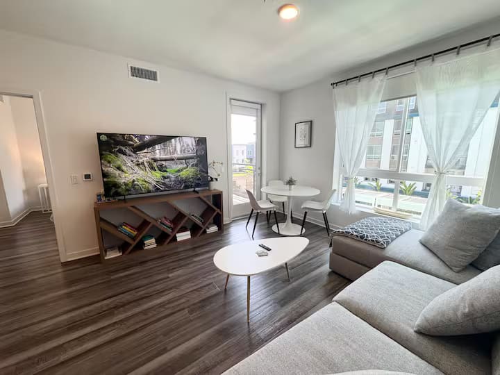 Stylish 2-bedroom W/ Resort | Heart Of Oc - Santa Ana, CA