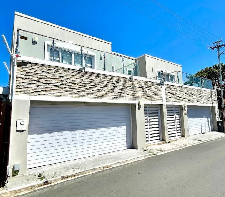 4-bedroom In The Center Of The Southern Suburbs! - Cape Town