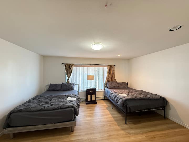 Large Family Room Private Washroom Walk In Closet - Vancouver