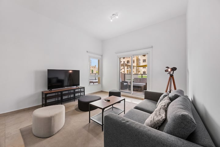 Comfy & Roomy 1br 4pax ~ Pool ~ Parking ~ Central - Dubai