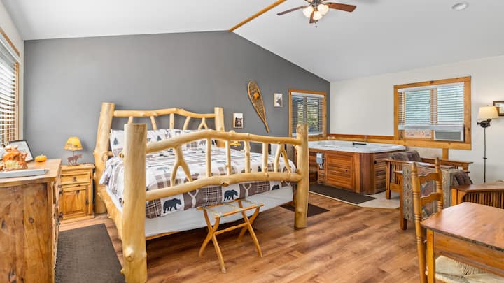 Romantic Cabin #5 Fireplace, Hot Tub-couples Only - Estes Park, CO