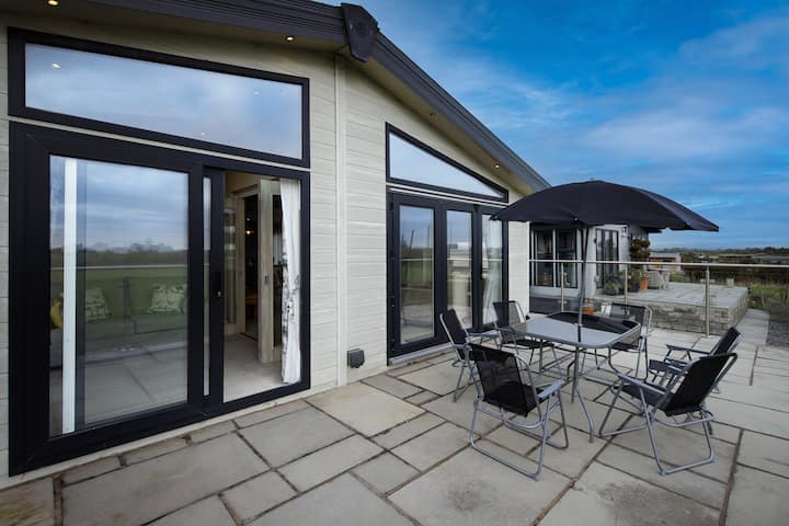 Scenic River View Lodge | Sleeps 6 | Free Parking - Lancashire