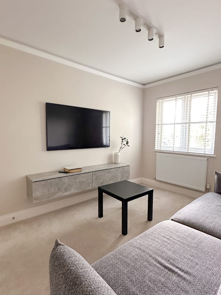 4 Bed House Near Gatwick Airport - Redhill