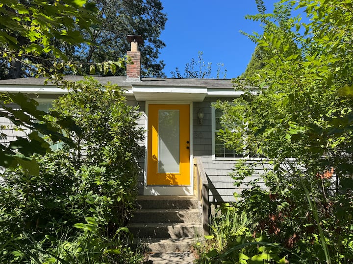 Corner Cottage At Narrow River - Narragansett, RI