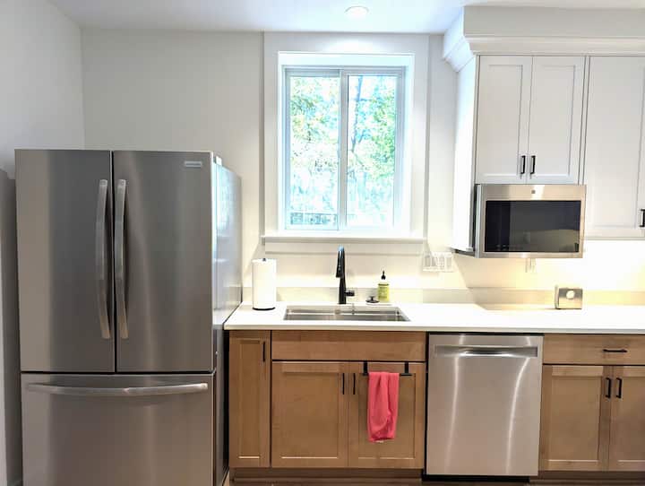 Spacious Family Friendly Bethesda Apartment - Bethesda, MD
