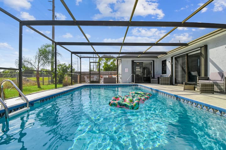 Coastal Family Retreat – Pool, Fire Pit & Fun! - Pinellas County, FL