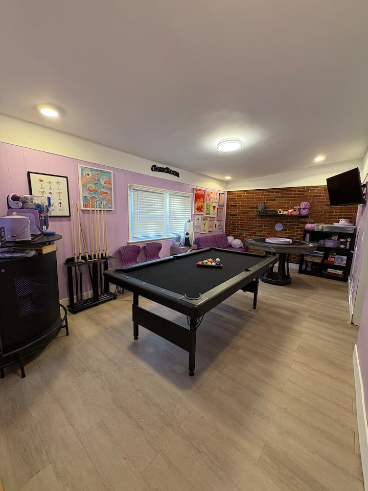 Purple Haus - Game Room W/ Pool Table, Poker Table - Cleveland