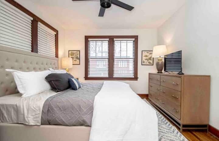 Downtown King Suite • Walkable + Parking - Little Rock, AR