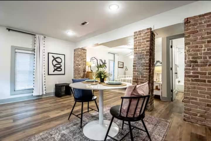 Cozy, Fully Renovated Flat, Heart Of Hillcrest! - Little Rock, AR