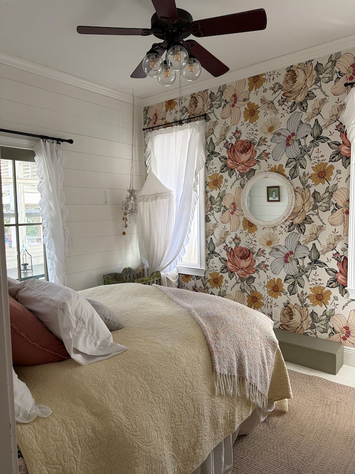 Main Farmhouse Downstairs Queen - Dallas, GA
