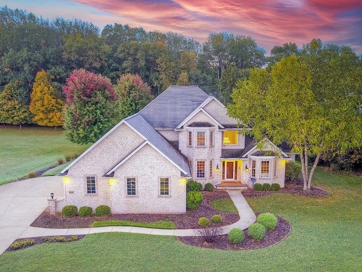 Fairway Falls Retreat | Theater, Arcade & Hot Tub - Hobart, WI