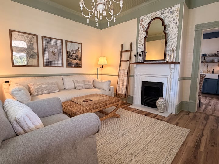 Walk To Downtown | 2 Br Cottage W/ Deck & Grill - Signal Mountain, TN
