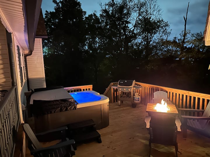 Walk To Downtown | 2 Br Cottage W/ Hot Tub & Grill - Chattanooga, TN