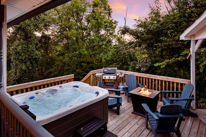 North Shore Cottage: Hot Tub, King Suite, Walkable - Chattanooga, TN