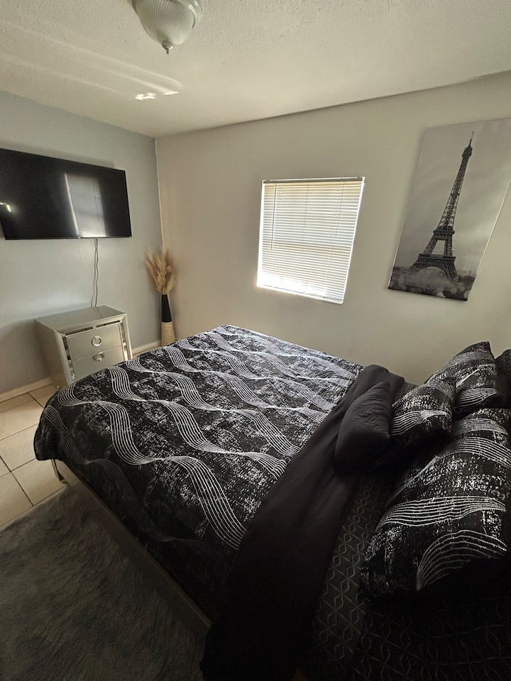 The Wild Side – Under Renovation, Open For Stays - 탬파