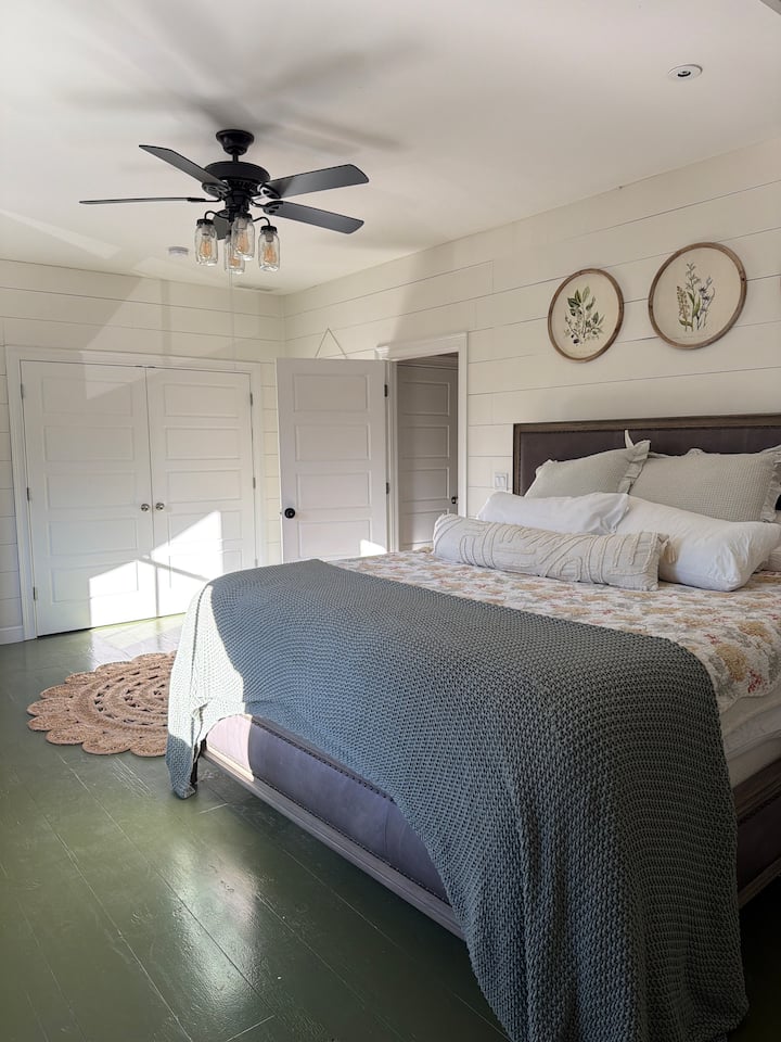 Main Farmhouse Upstairs King - Dallas, GA