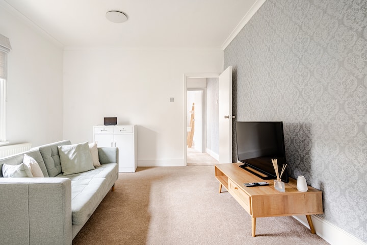 Contractor Bedford Flat | Parking, Desk, Wi-fi - Bedford