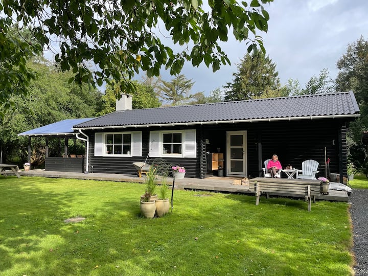 Idyllerisk Hus,fredfyldt,lukket Vej,tæt På Hav - Gilleleje