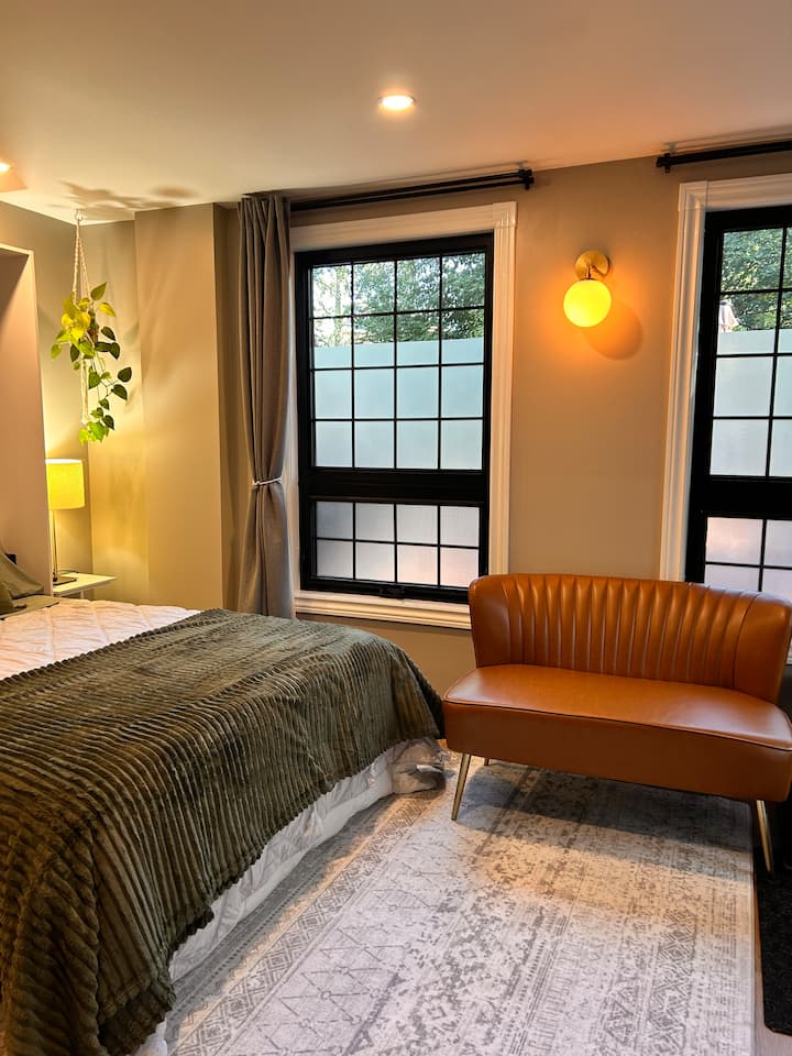 Cozy Modern Studio In Toronto’s Upper Beaches - Toronto