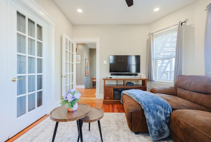 Old Brookline Home | 5 Min>longwood & Fenway - Newton, MA
