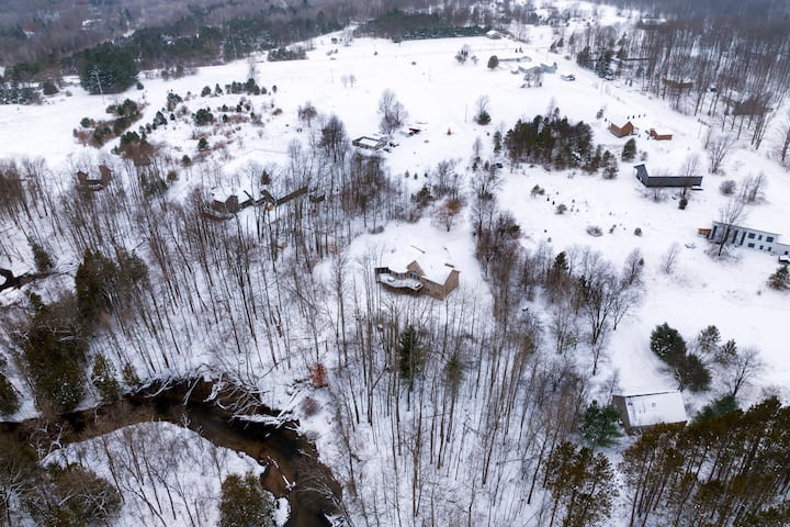 Riverfront~gamerm~hottub~2 Mins2crystalmtn~2 Homes - Thompsonville, MI