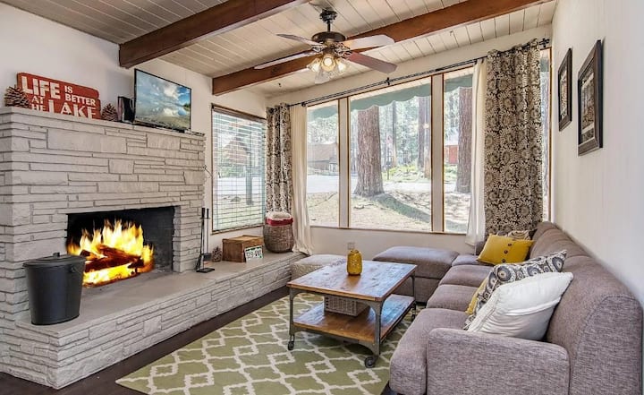 Cozy Ski Run Cabin | Classic Fireplace | Sleeps 5 - Zephyr Cove, NV