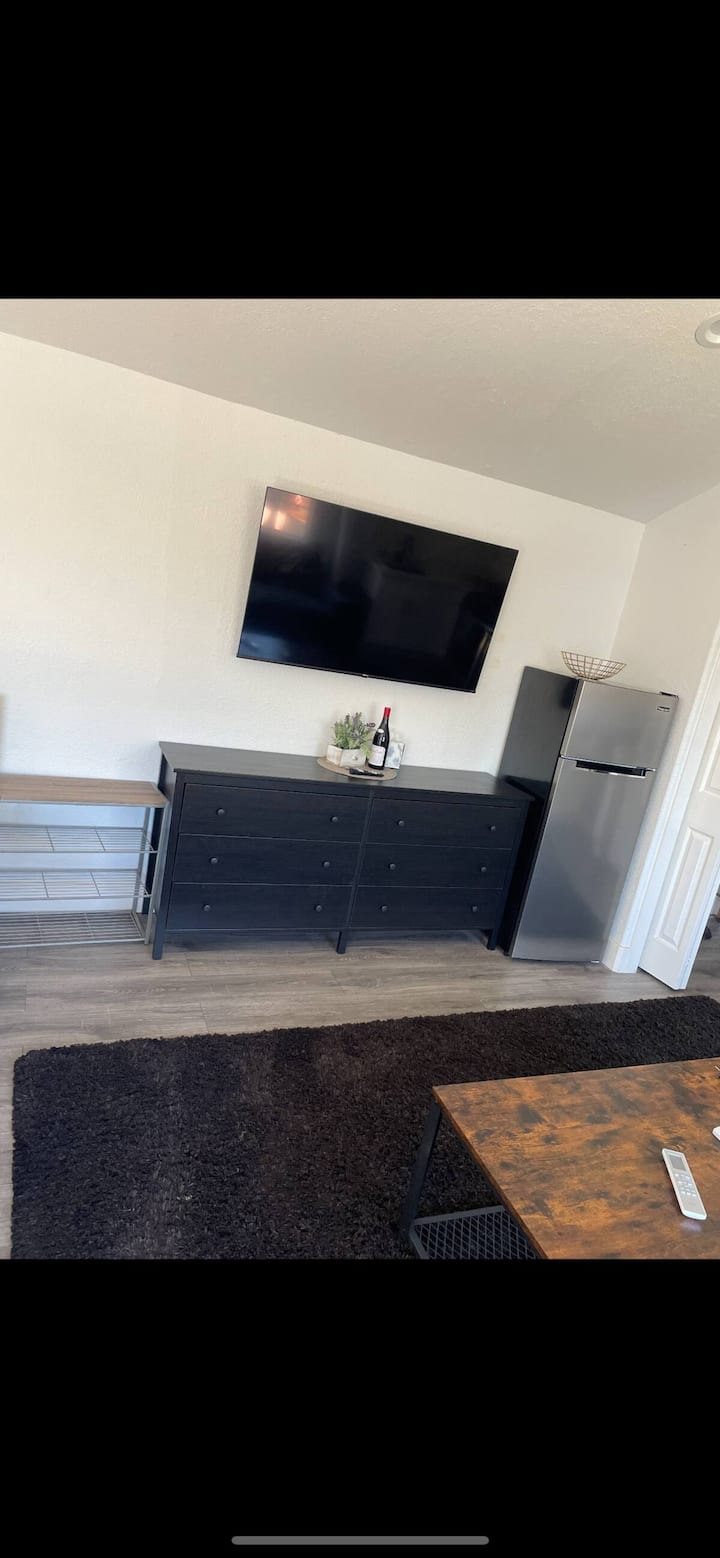 Spacious Modern Studio – Safe, Comfortable Sofa - San Jose, CA