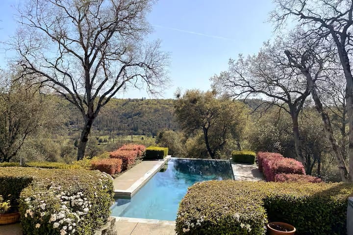 In-law With Sparkling Pool & Privacy! - Placerville, CA