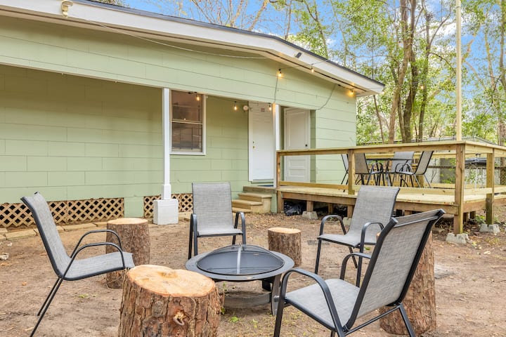 Cozy 3br W/ Patio & Large Yard Blocks From Fsu - Tallahassee, FL