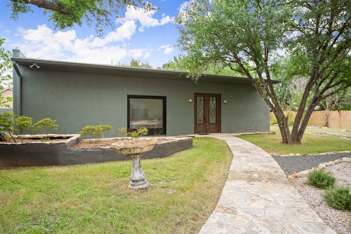 Private Austin Guesthouse | King Bed + Pool - Austin, TX