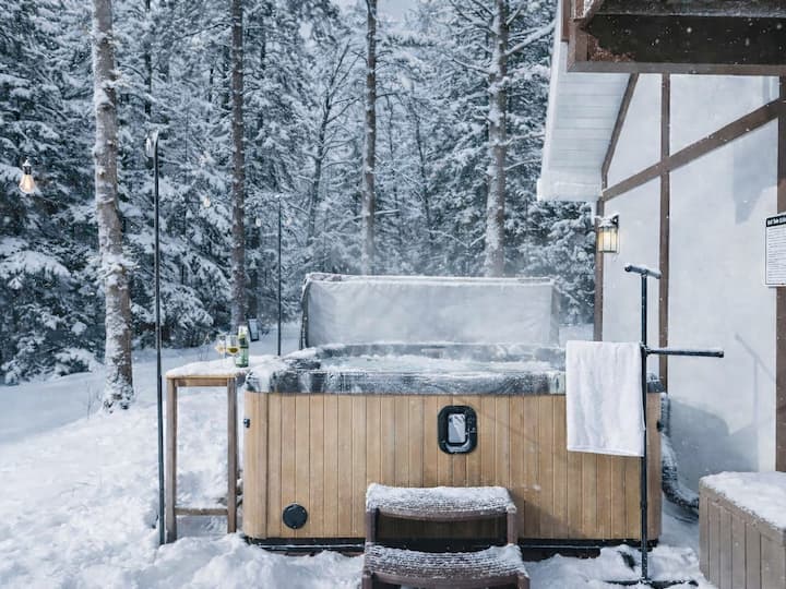 Alpine Waters Lodge | Ski, Hot Tub & Relax - Spring Lake, WI