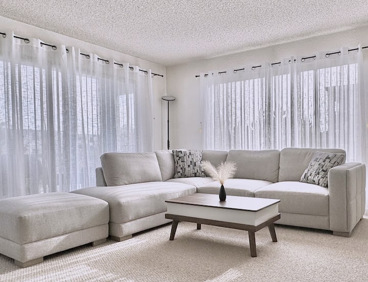 Bright Apartment, By The Water - Emeryville, CA