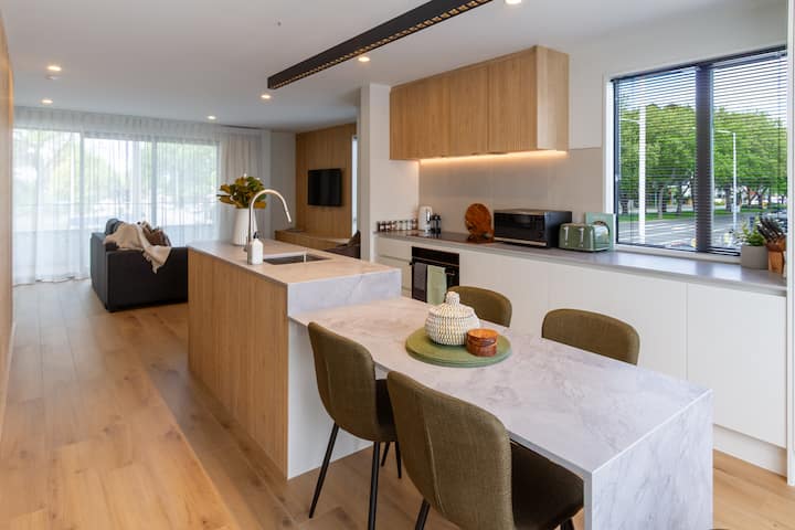 Spacious 3-bedroom City Retreat With Garage - Christchurch