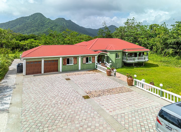 Ridge Royale W/mountain View Hot Tub & Home Cinema - Dominica