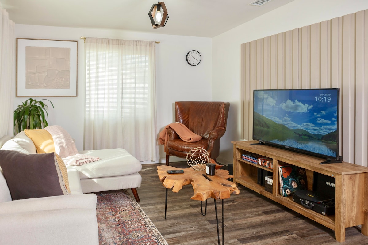 Modern All-in-one House - Airbnb