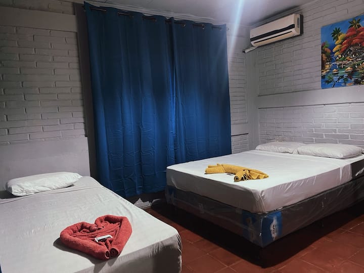 Habitación 1.5 (1 Cama Matrimonial, 1 Cama Matri) - Managua