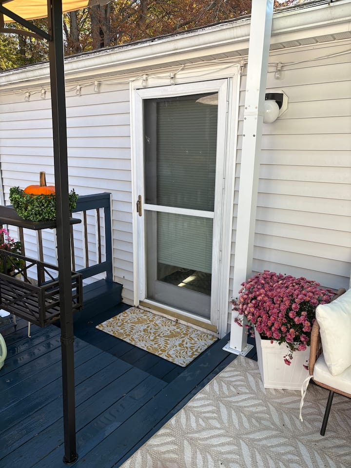 Cozy In-law Suite– University Area- Dog Friendly - Bridgeport, CT