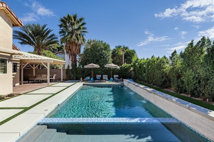 Sunset Pool Escape | Spa, Fire Pit, Gym + Games - Indio, CA